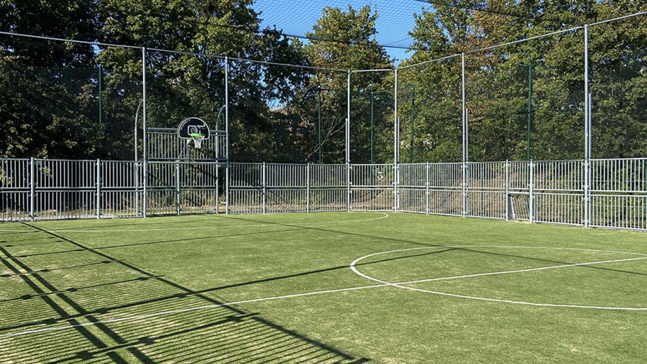 Le city stade du Val fleuri a fait peau neuve ! | Mairie de Saint ...